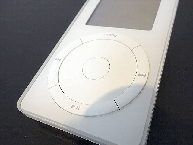 iPod (Touch Wheel) 2002年 | 古いハードに囲まれて since2011